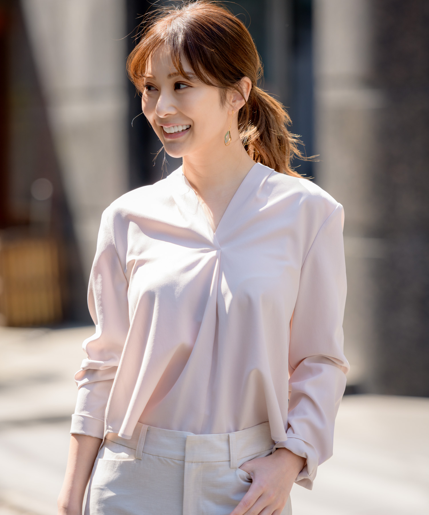 【セール】タックVネックブラウス(501569552) | トーナル(TONAL) - MAGASEEK